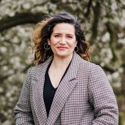 Laura Peters's email | FinalScout